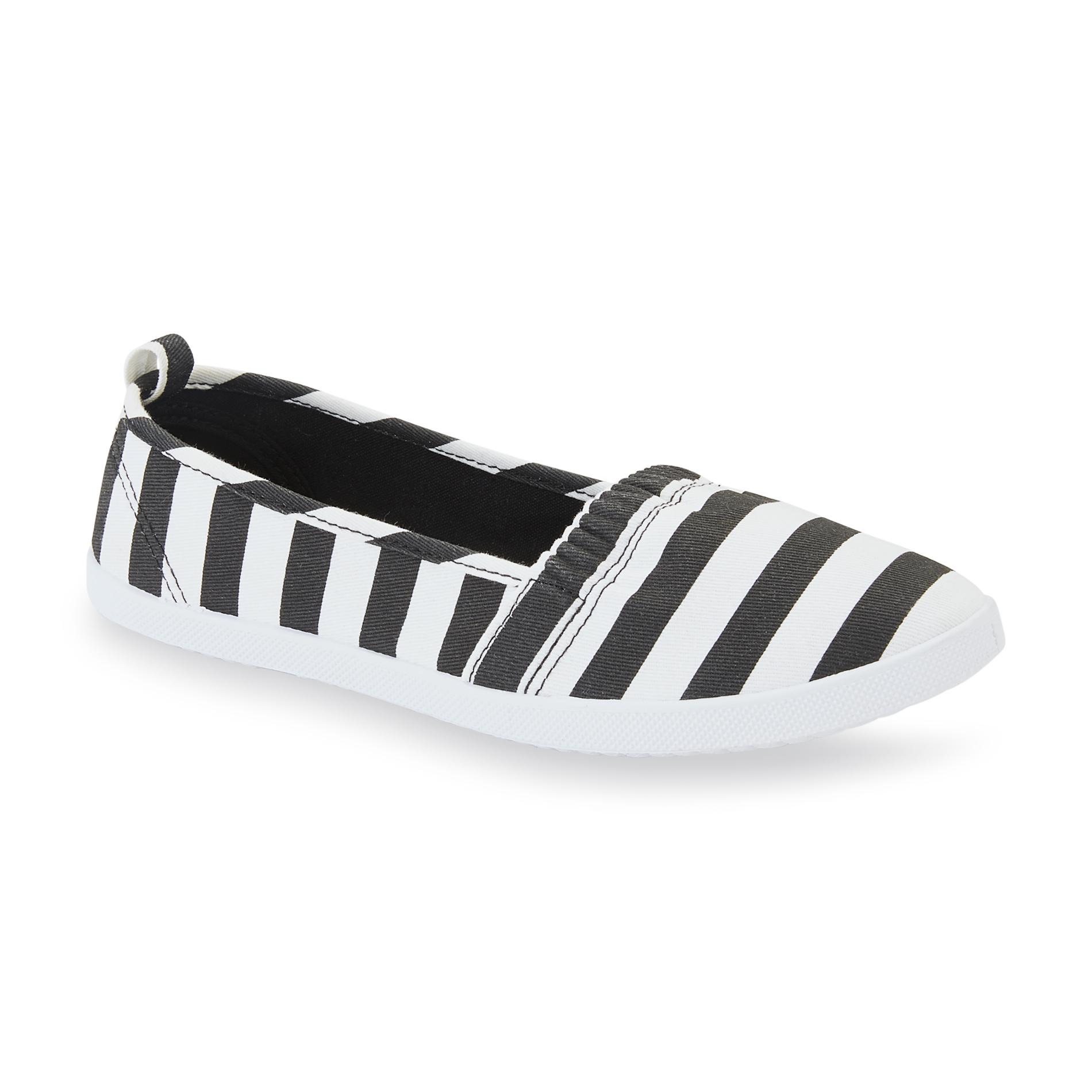Basic Editions Women's Dakota Black/White Casual Flat Shoe